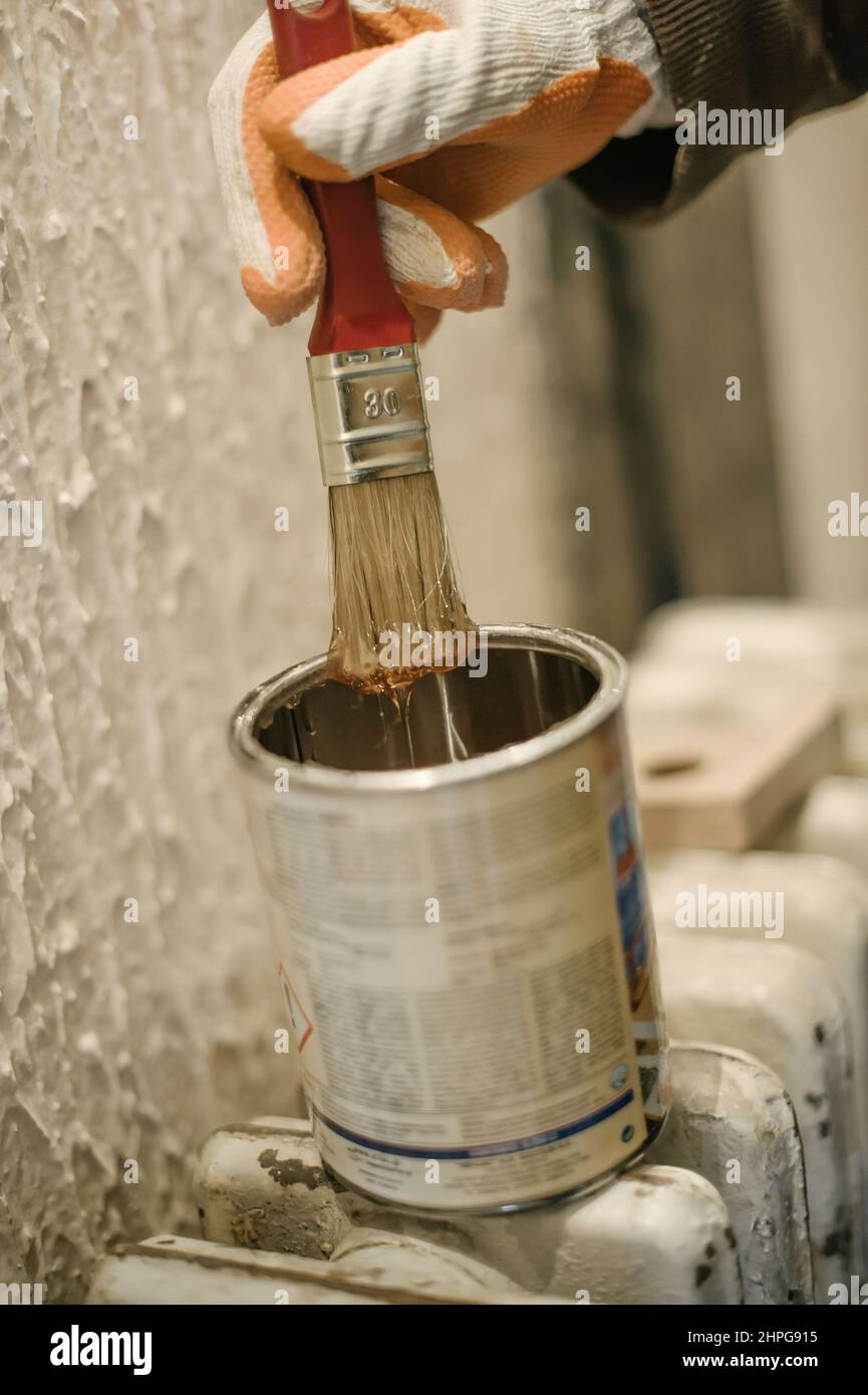 Hand of carpentry with wood finish paint. Close up Stock Photo - Alamy