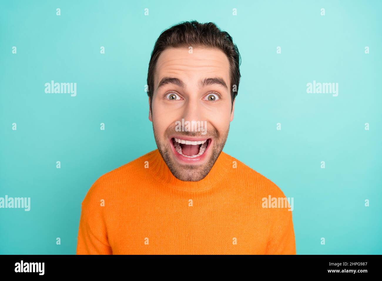 Portrait of impressed cheerful man open mouth stare look camera cant ...