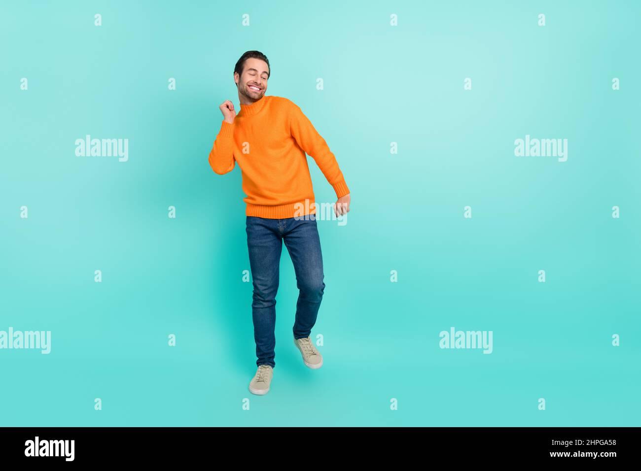Full length photo of young cheerful man good mood dance hang-out ...
