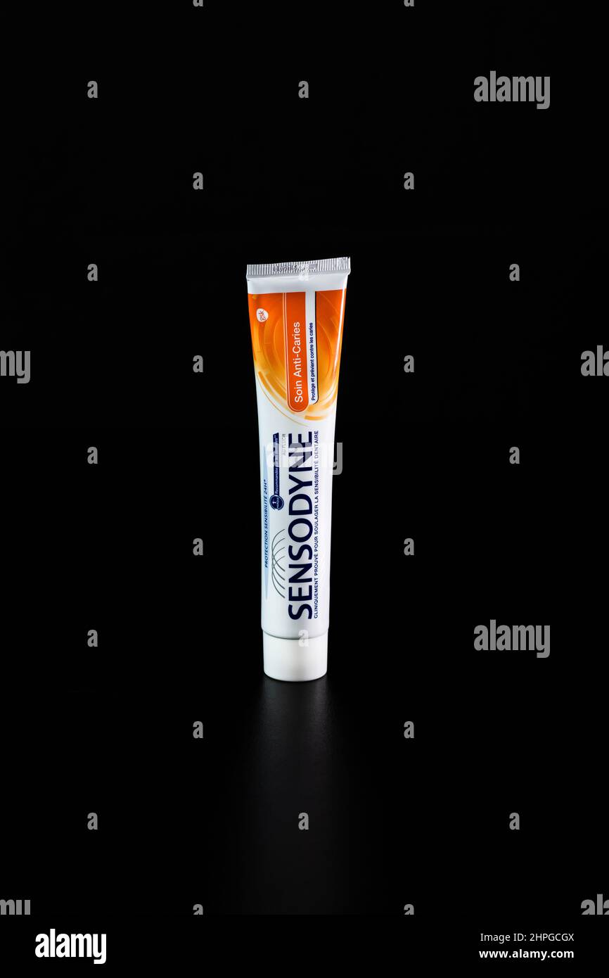 Sensodyne complete toothpaste hi-res stock photography and images - Alamy