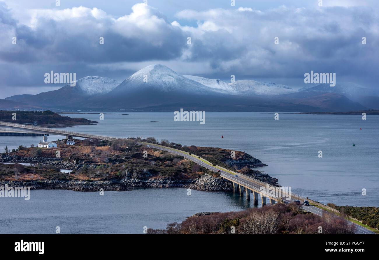 SKYE BRIDGE HIGHLAND SCOTLAND THE BRIDGE OVER LOCH ALSH AND EILEAN BAN ...