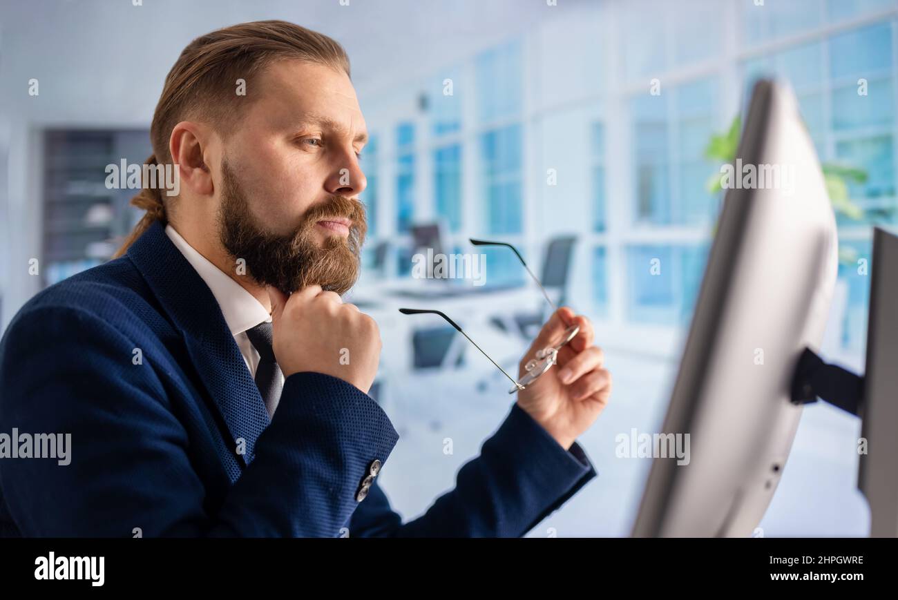 Man working on pc hi-res stock photography and images - Alamy