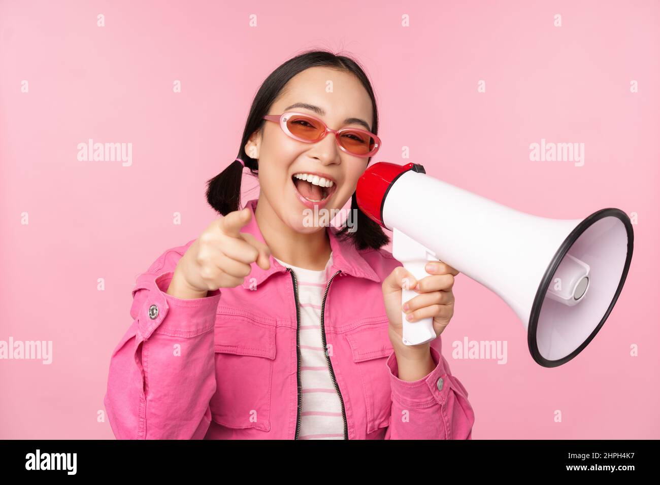 Attention, announcement concept. Enthusiastic asian girl shouting in ...