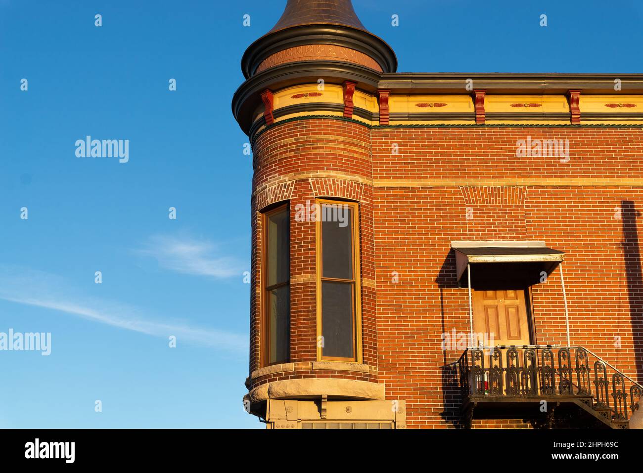 Old brick building in Midwest city Stock Photo - Alamy