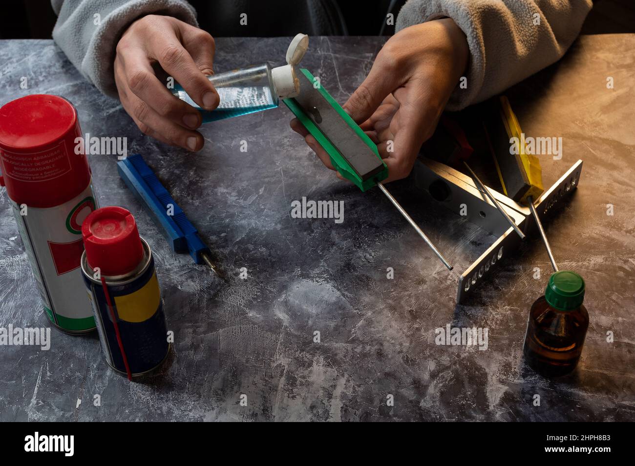Use of knife sharpening oil. Oil and whetstone. Knife workshop for ...