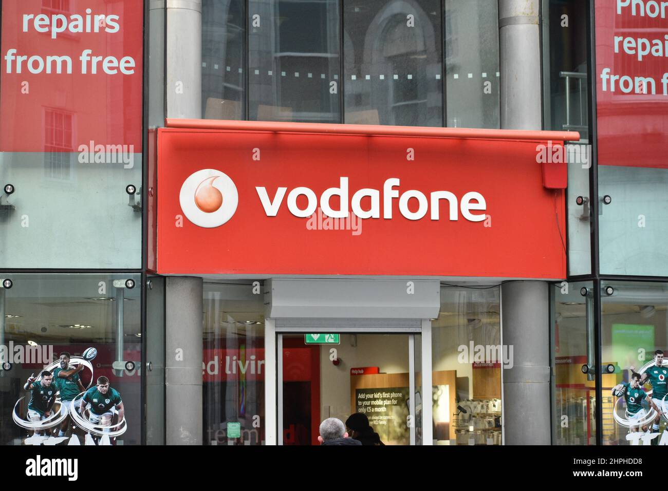 Vodafone store front hi-res stock photography and images - Alamy