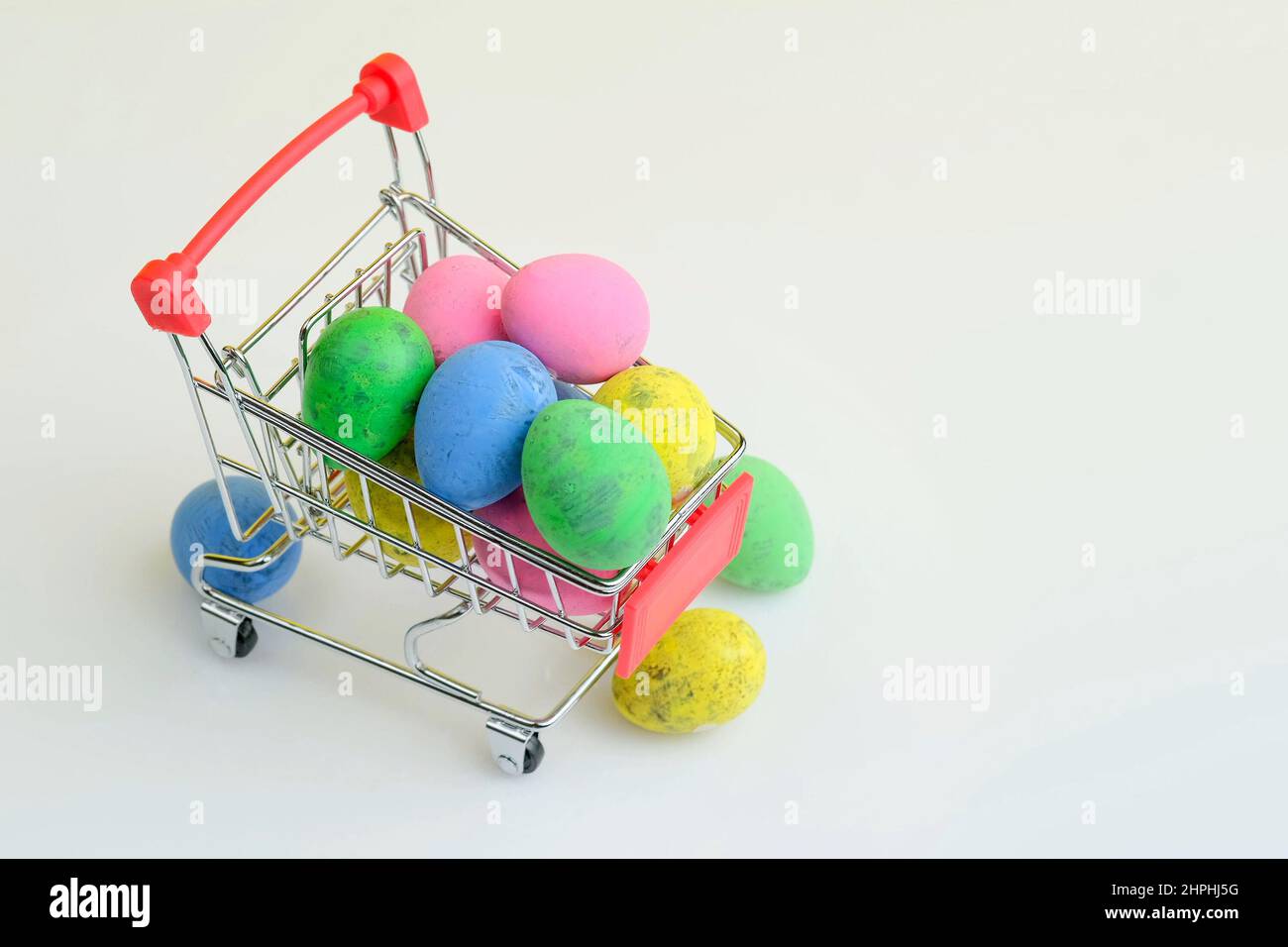 Shopping trolley with Easter eggs Stock Photo - Alamy