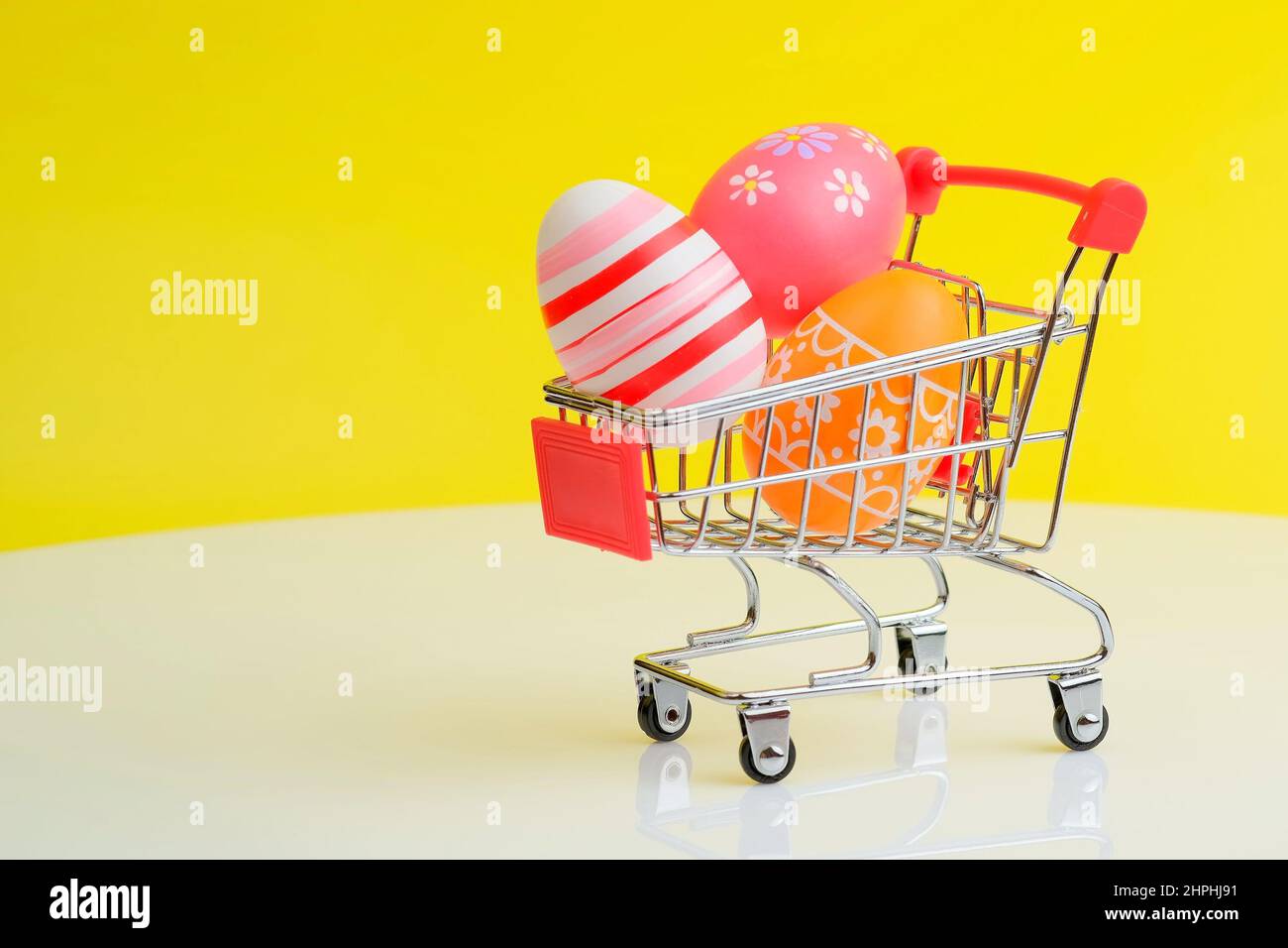 Shopping trolley with Easter eggs Stock Photo - Alamy