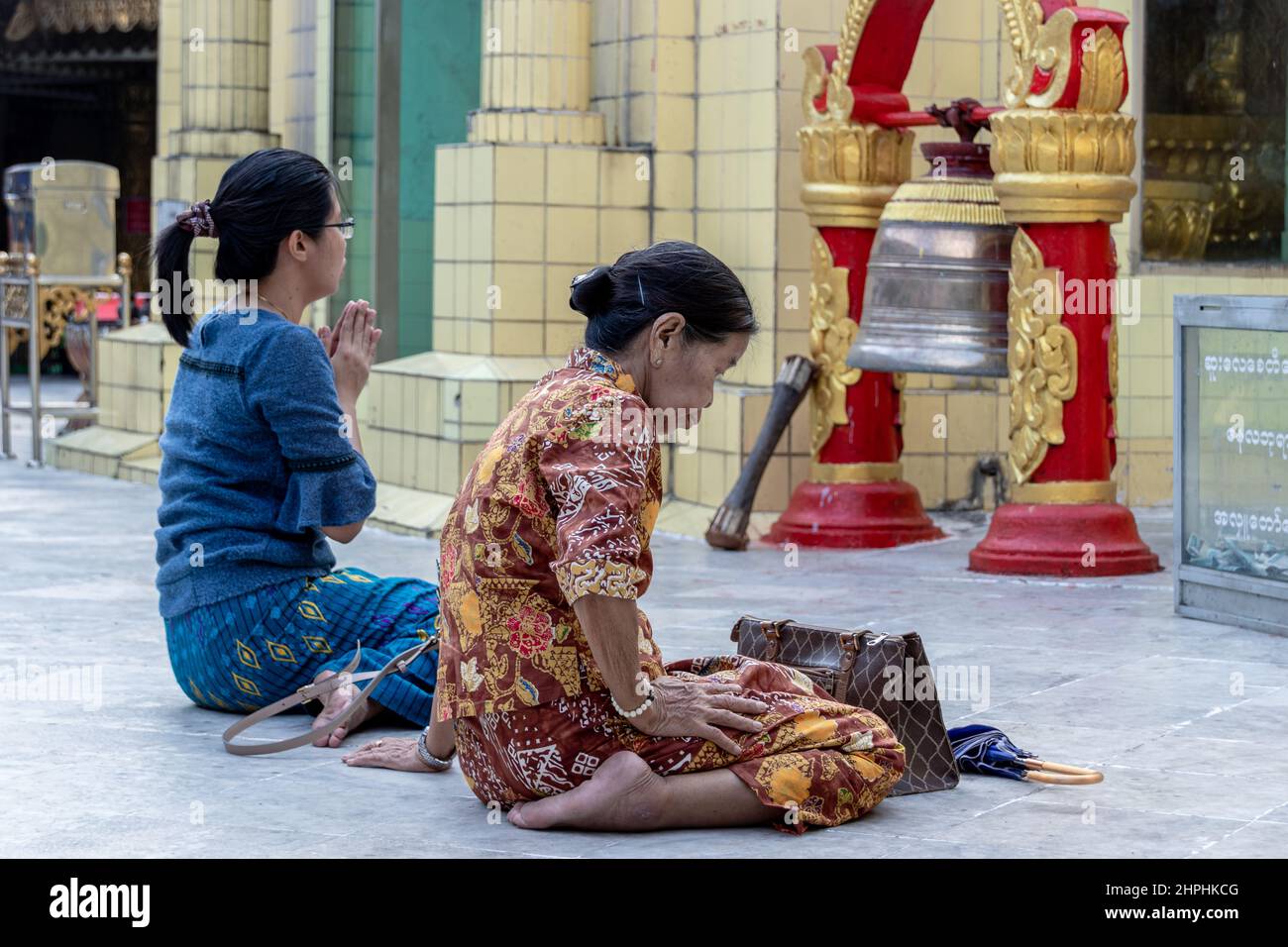 Two buddhist women praying in a temple Stock Photo - Alamy