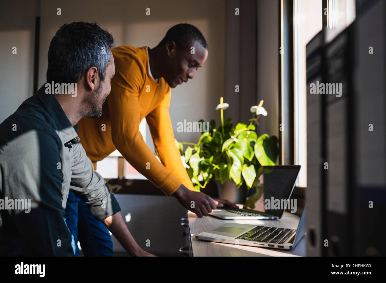 50 men working desk hi-res stock photography and images - Alamy