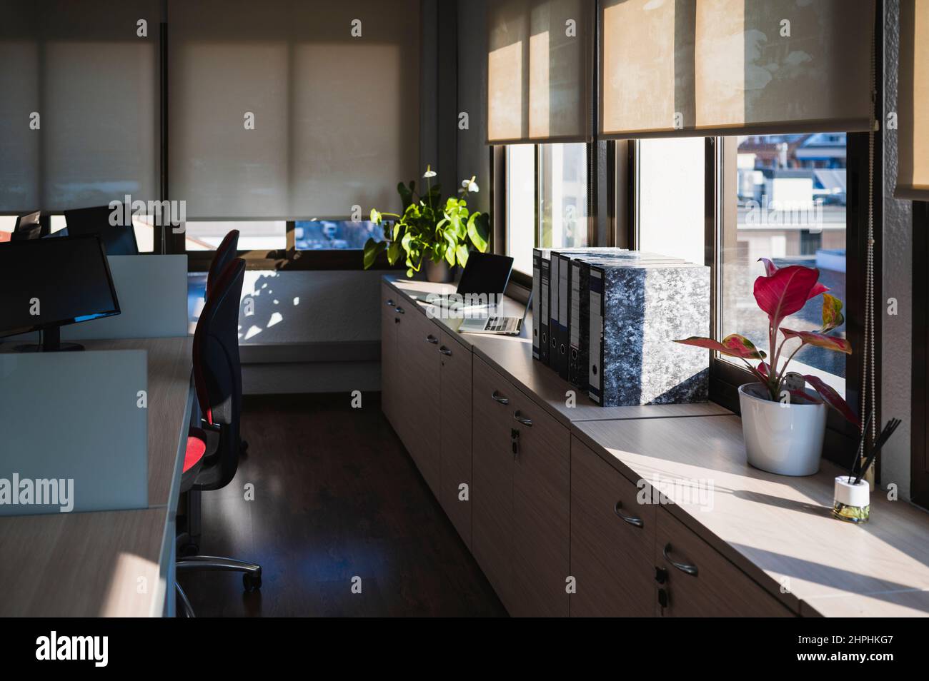 Empty office desks hi-res stock photography and images - Alamy
