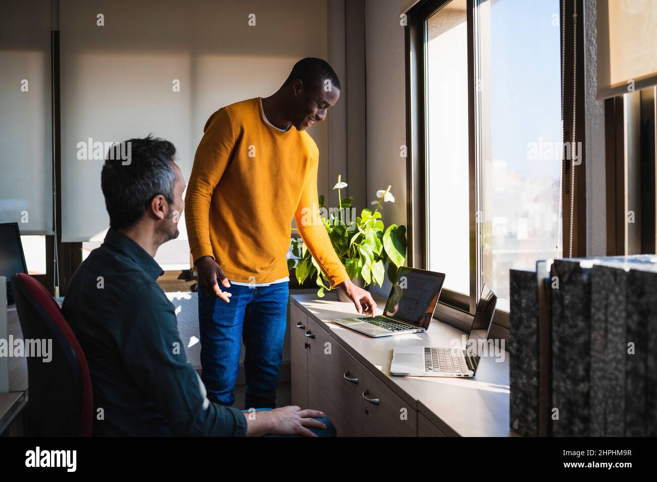 Diverse employee working hi-res stock photography and images - Alamy