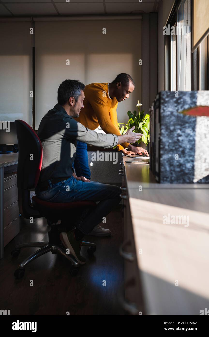 Old and working young team hi-res stock photography and images - Alamy