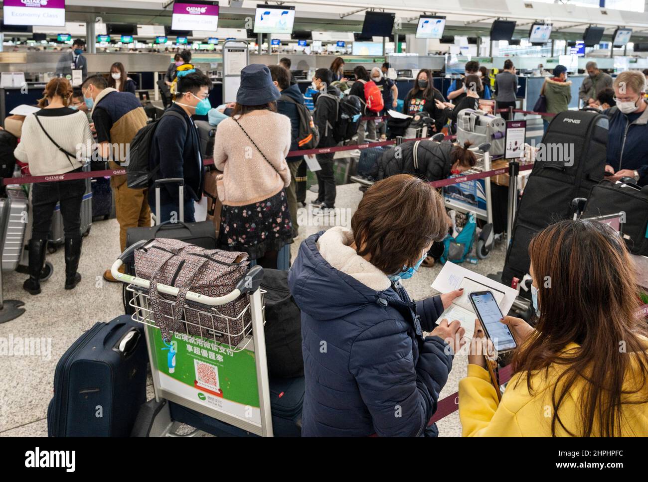 Airline check in counter hi-res stock photography and images - Alamy
