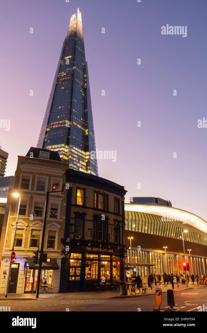 Tooley street at dusk and the shard hi-res stock photography and images ...
