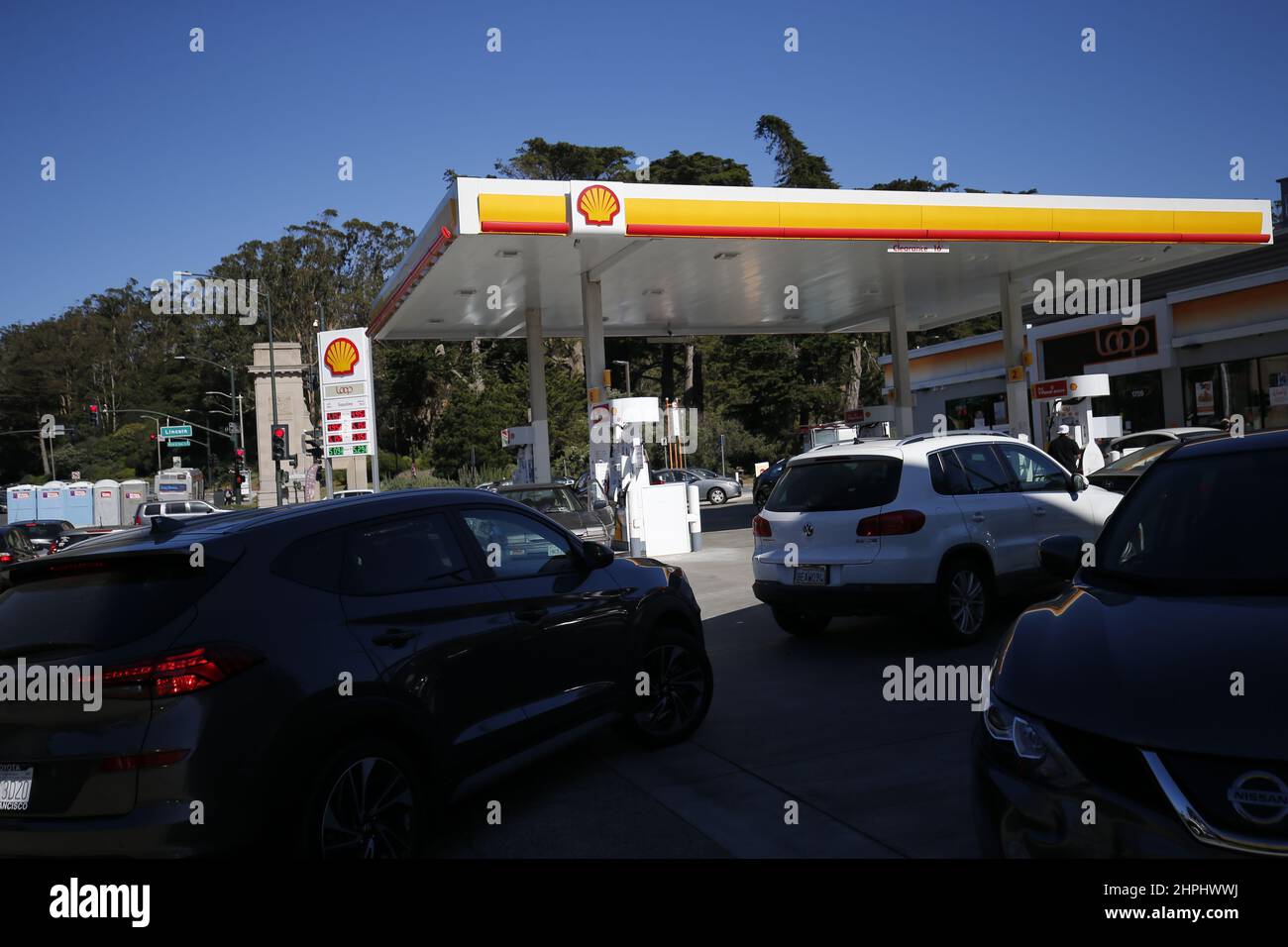 Shell gas stations hi-res stock photography and images - Alamy