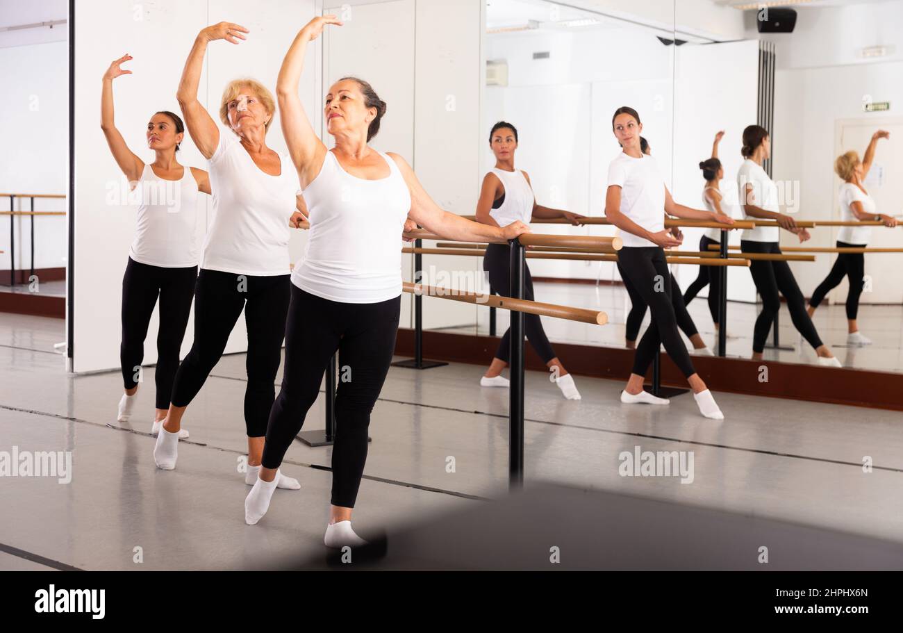 Warm-up sessions at bench, women doing ballet Stock Photo - Alamy
