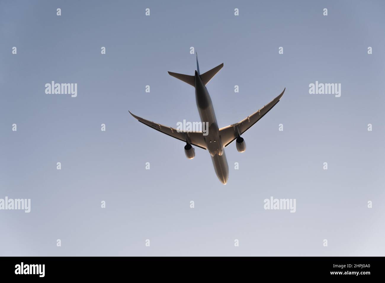 Twin engine plane hi-res stock photography and images - Alamy