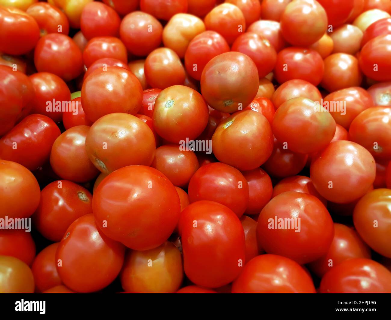 Red tomatoes vegetable background in local supermarket Stock Photo - Alamy