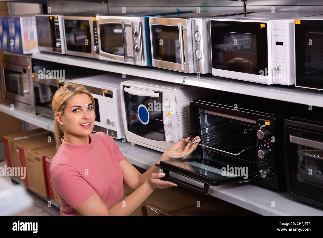 Person shop microwave oven hi-res stock photography and images - Alamy