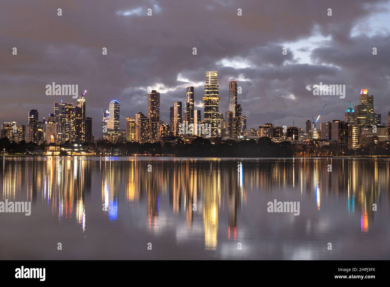 Melbourne Australia : Melbourne city skyline at dusk reflecting in ...
