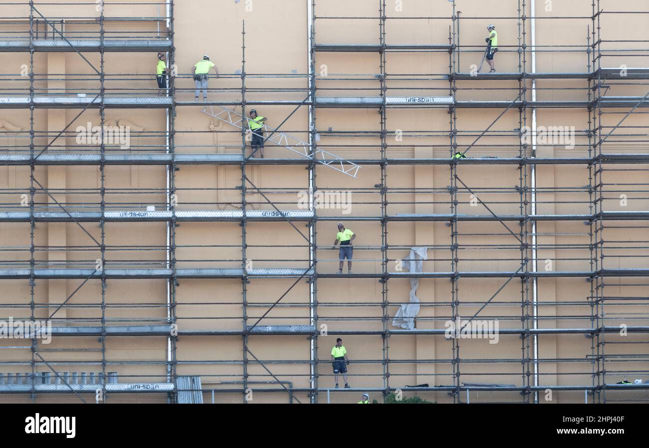 Workers construct scaffolding on a site in Melbourne Australia Stock ...