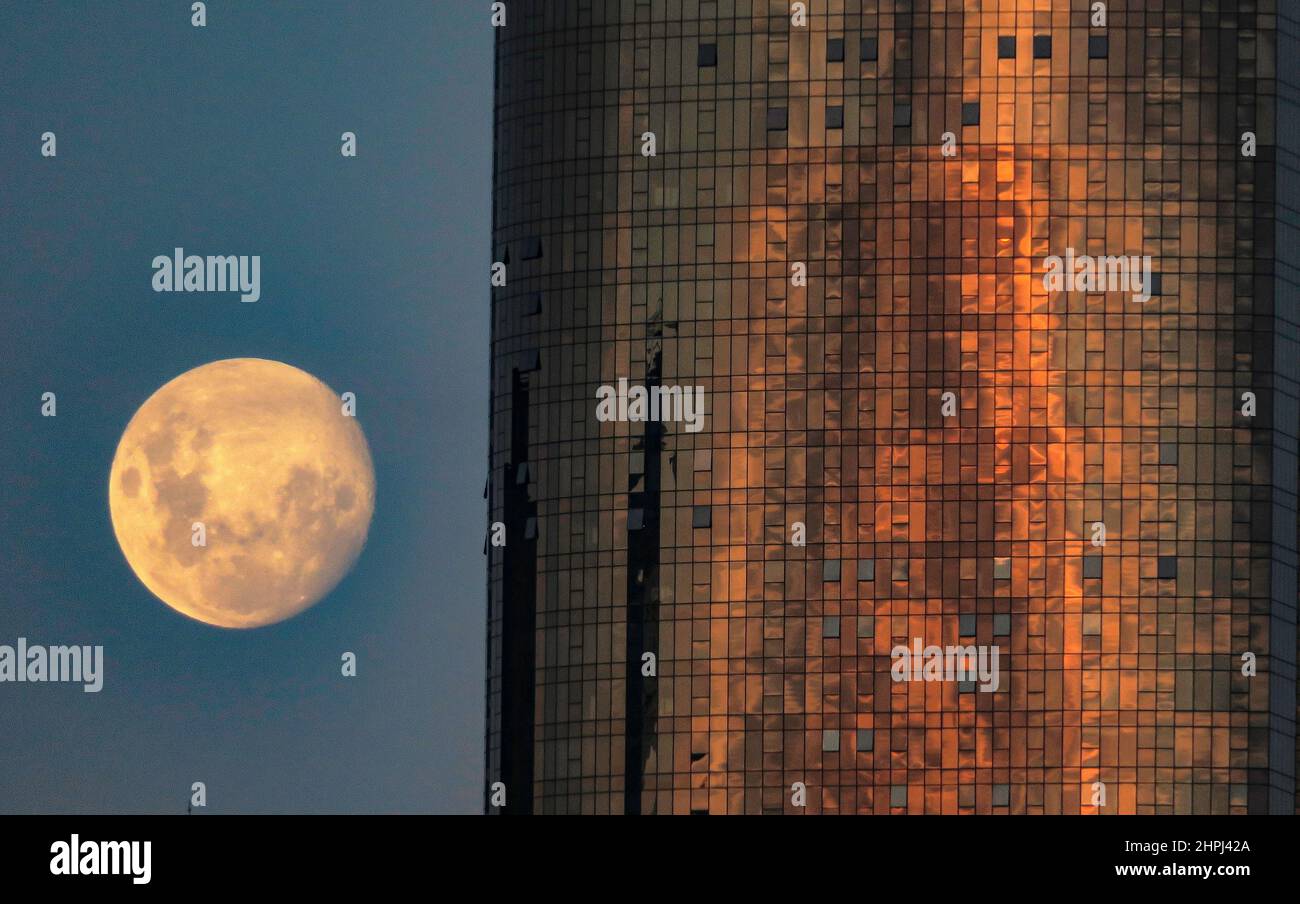Moonrise over Melbourne Stock Photo - Alamy
