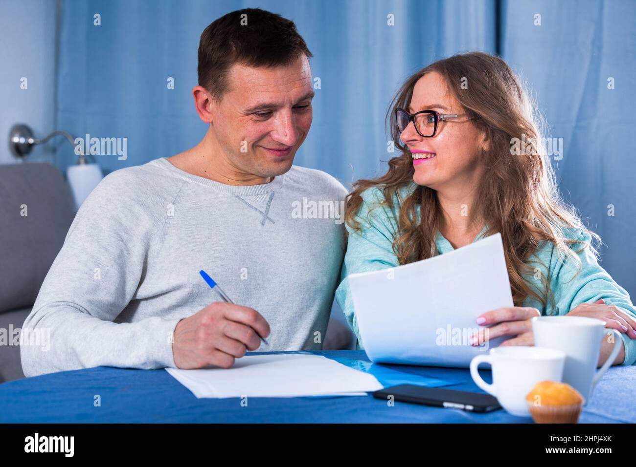 Couple signing papers Stock Photo - Alamy