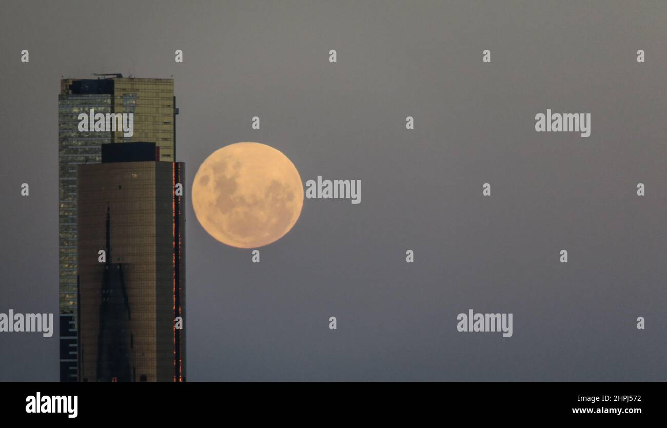 Moonrise over Melbourne Stock Photo - Alamy