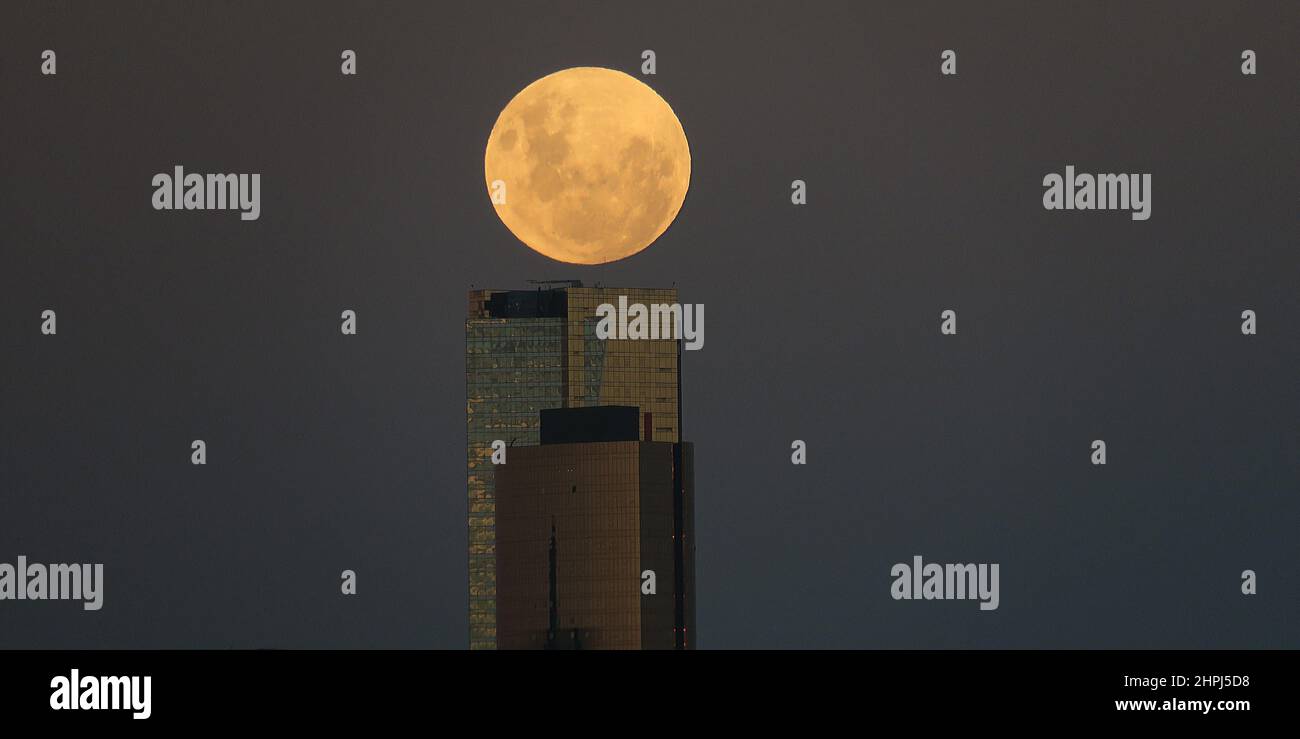 Moonrise over Melbourne Stock Photo - Alamy