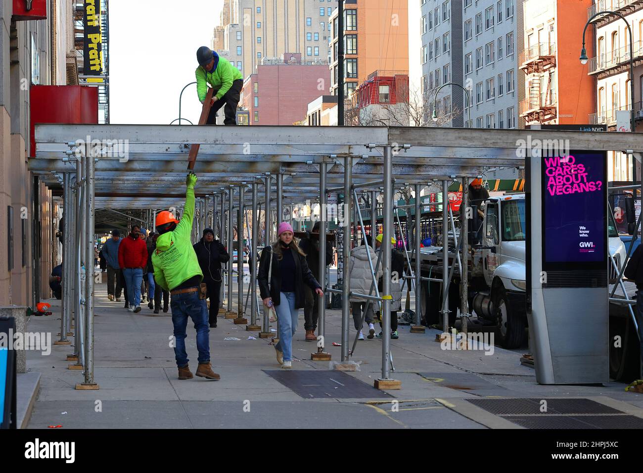 Installing sidewalk scaffolding hi-res stock photography and images - Alamy