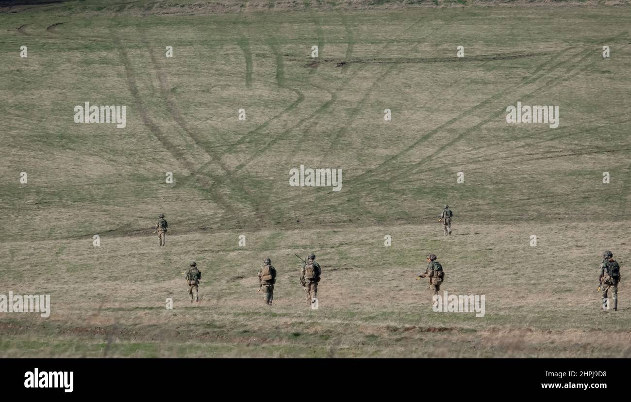 british army GCC infantry soldiers on a 4km combat fitness test tab ...