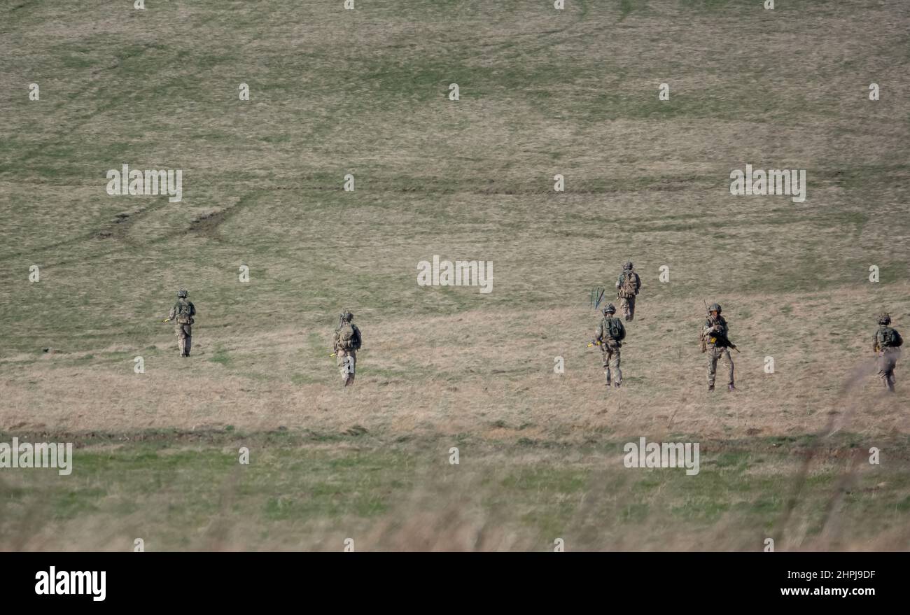 british army GCC infantry soldiers on a 4km combat fitness test tab ...