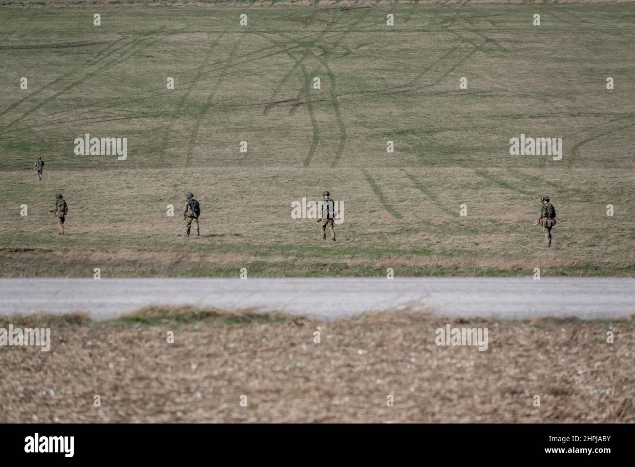 british army GCC infantry soldiers on a 4km combat fitness test tab ...