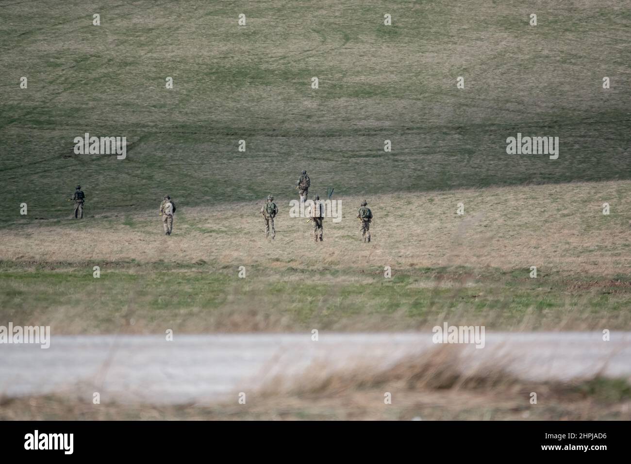 british army GCC infantry soldiers on a 4km combat fitness test tab ...