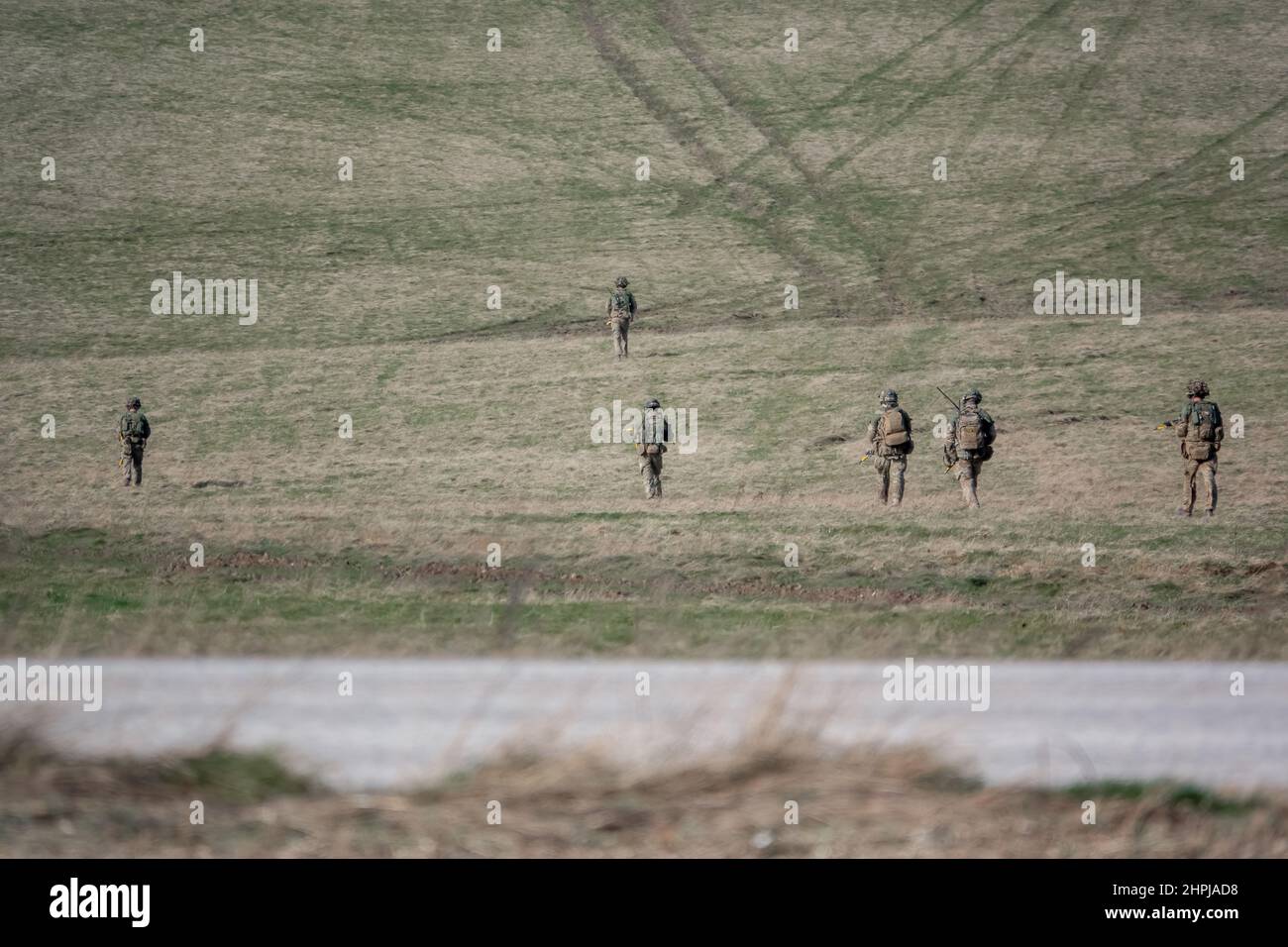 british army GCC infantry soldiers on a 4km combat fitness test tab ...