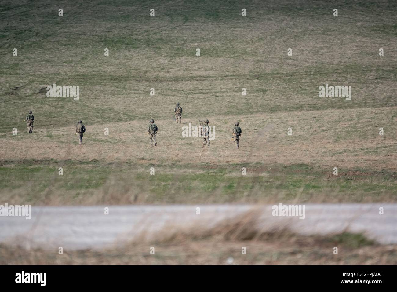 british army GCC infantry soldiers on a 4km combat fitness test tab ...