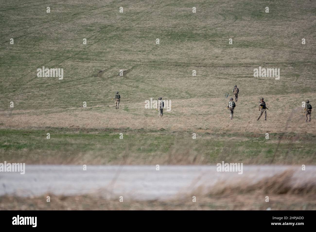 british army GCC infantry soldiers on a 4km combat fitness test tab ...