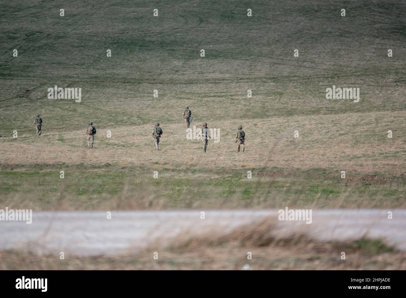 british army GCC infantry soldiers on a 4km combat fitness test tab ...