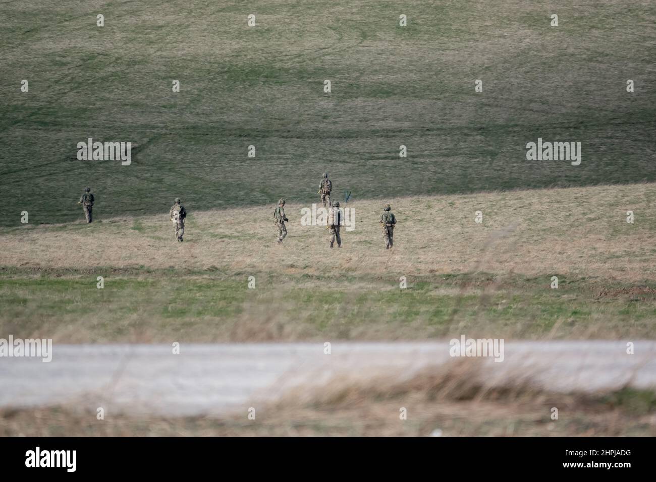 british army GCC infantry soldiers on a 4km combat fitness test tab ...