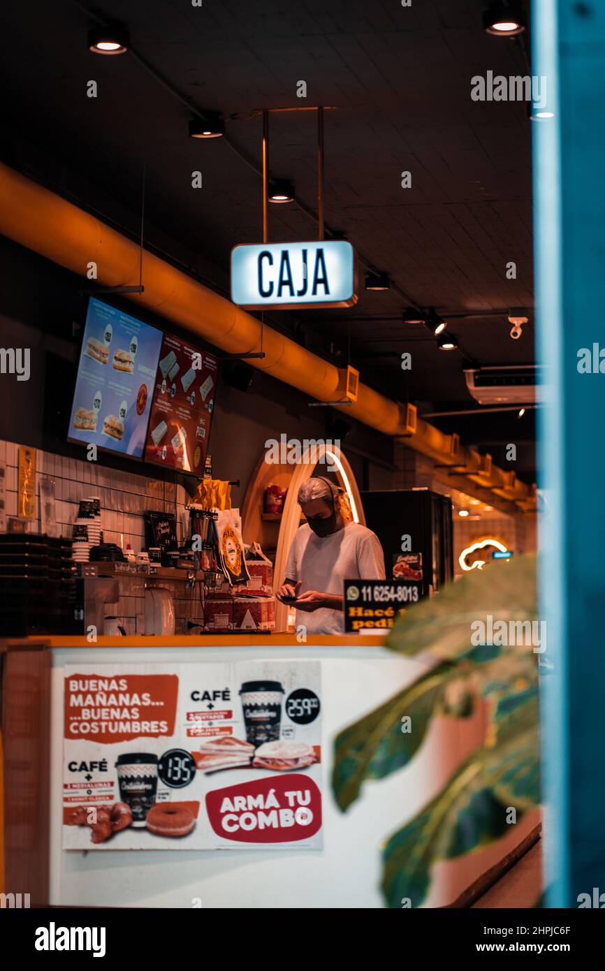 Cashier at a fast food restaurant with a mask on Stock Photo - Alamy