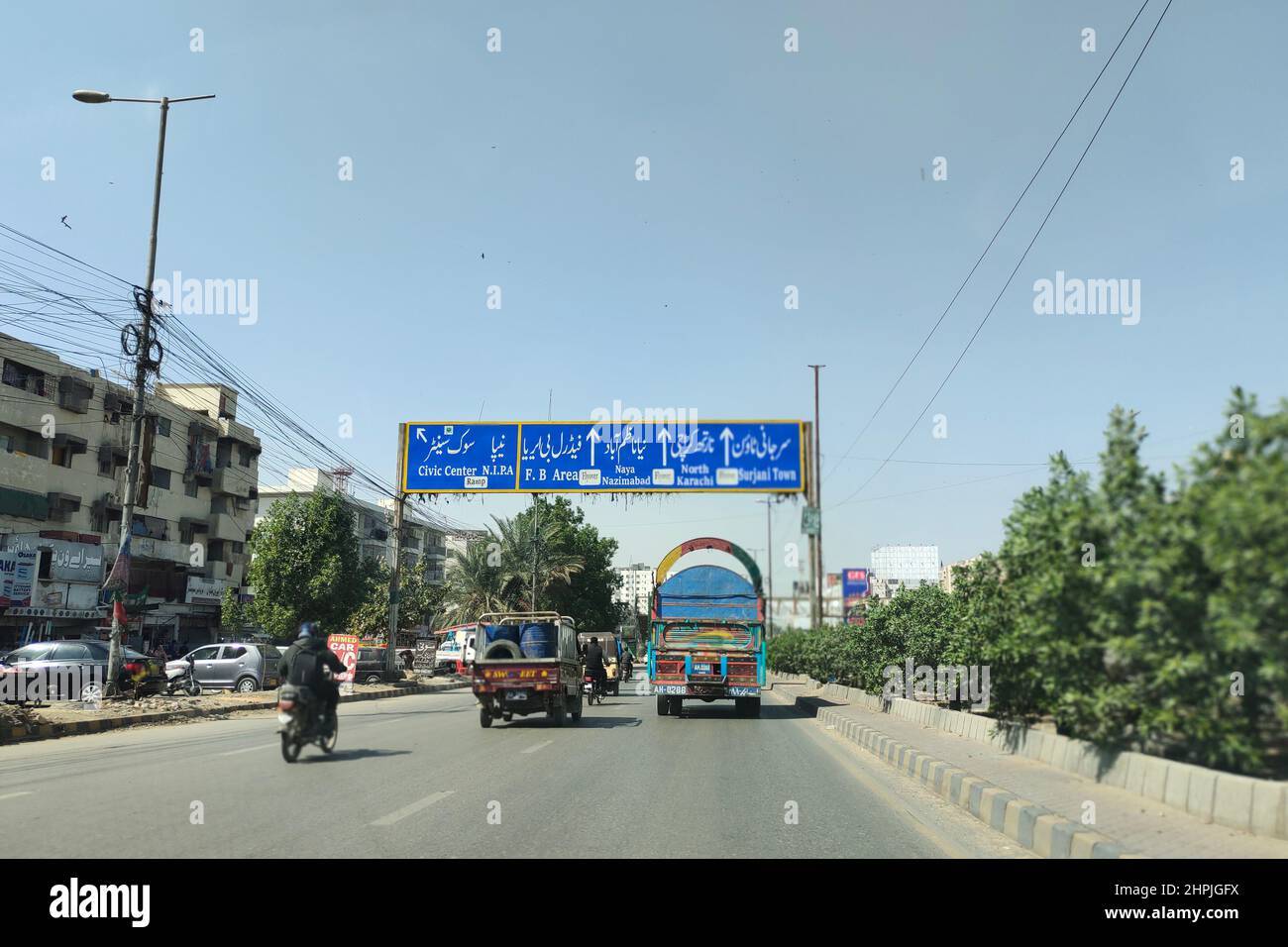 Karachi street busy hi-res stock photography and images - Alamy