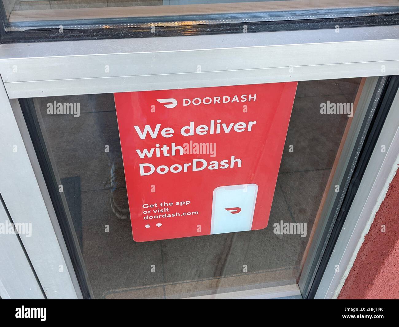 DoorDash We Deliver signage outdoors Stock Photo - Alamy
