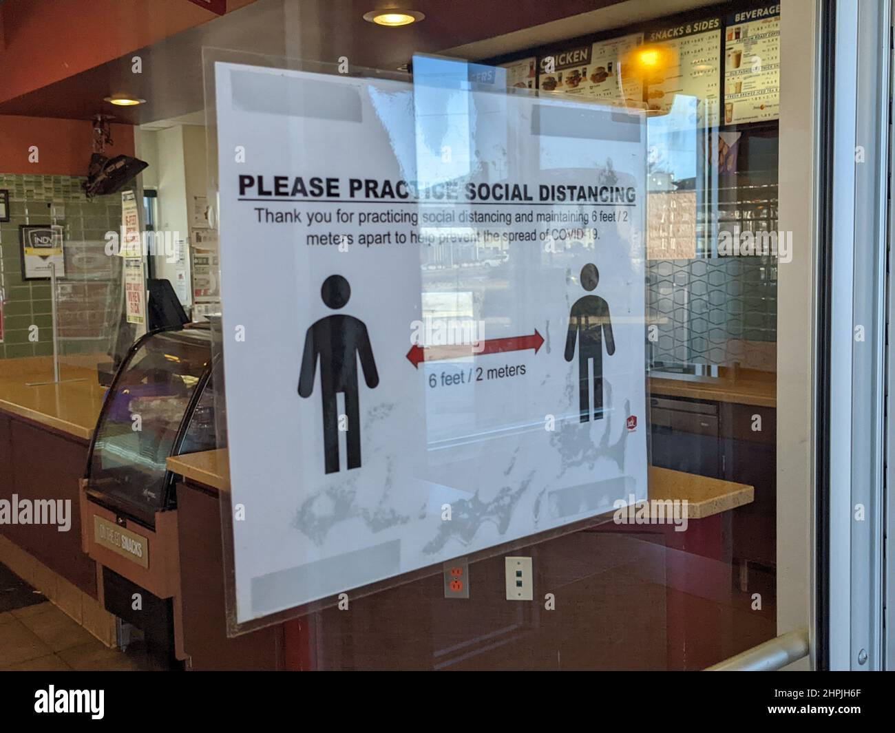Sign at a fast food restaurant related to social distancing Stock Photo ...