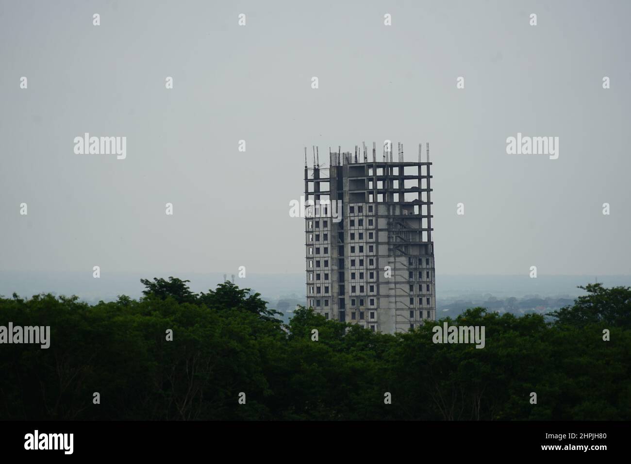Semi built high rise building in the city Stock Photo - Alamy