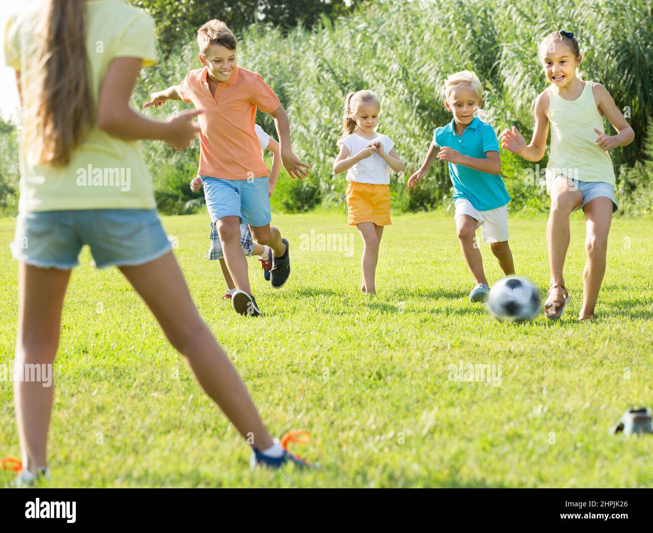 Female kicking male hi-res stock photography and images - Alamy