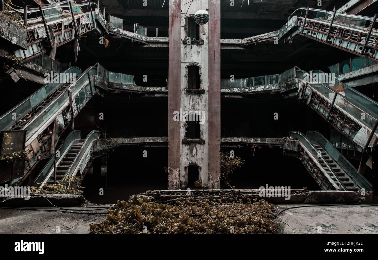 Abandoned mall escalator hi-res stock photography and images - Alamy