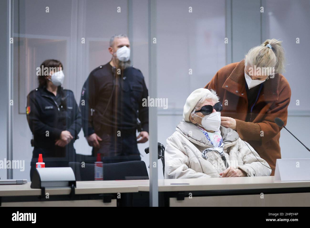 Itzehoe, Germany. 22nd Feb, 2022. The defendant Irmgard F. (2nd from ...
