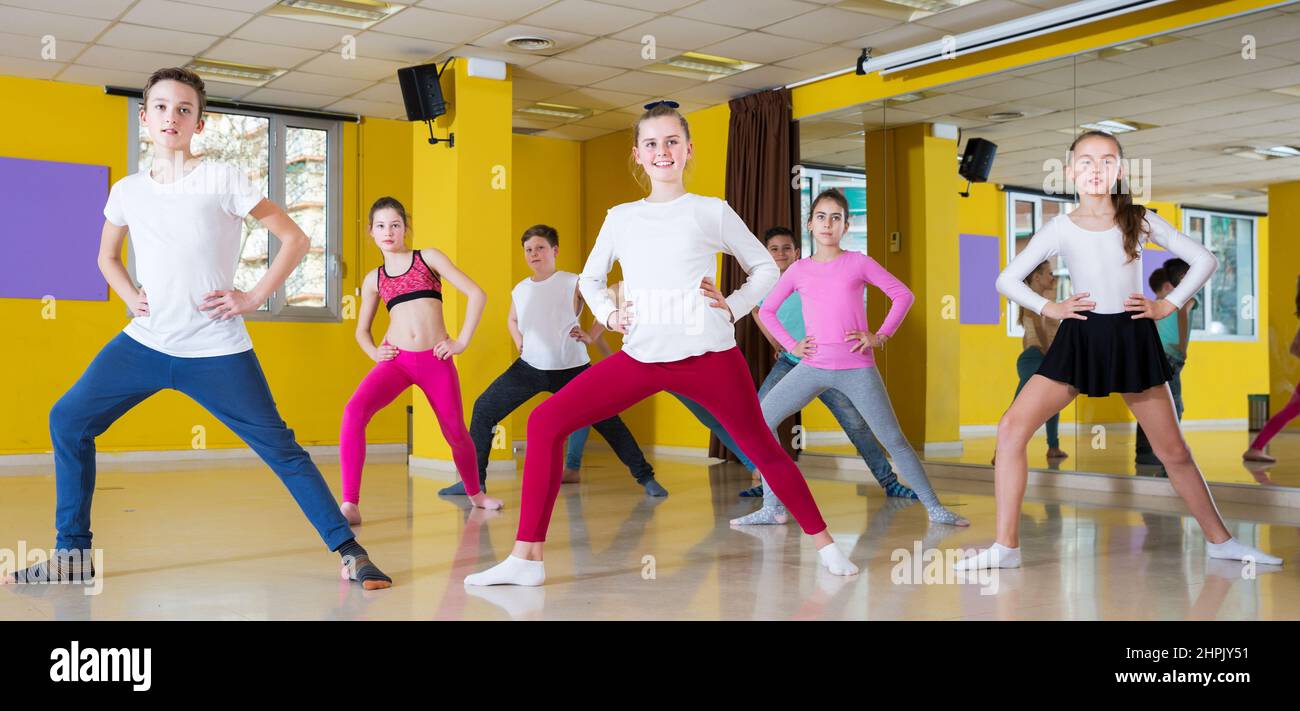 Tweens in class hi-res stock photography and images - Alamy