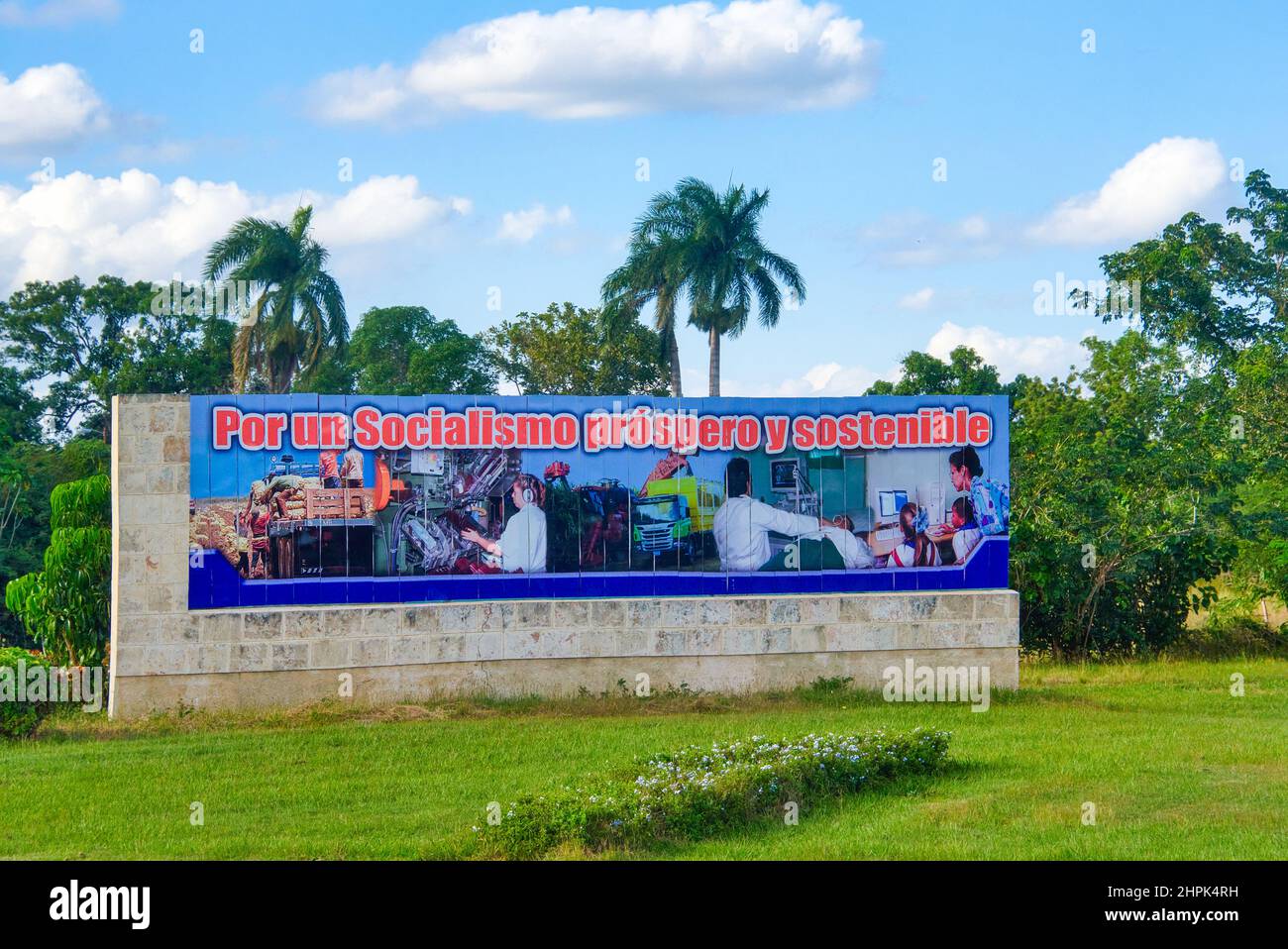 'Por un socialismo próspero y sostenible', slogan in Cuba Stock Photo ...